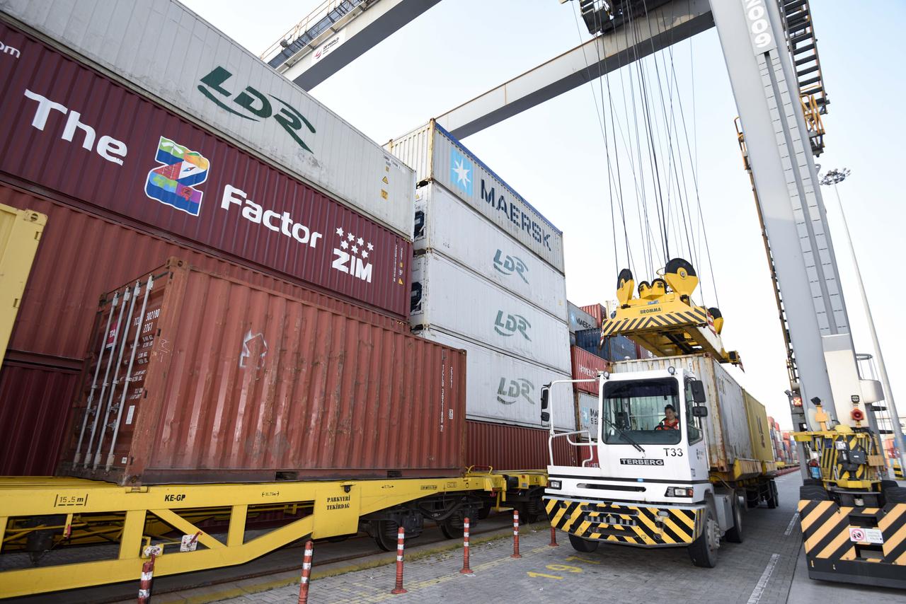 Leveraging Container Tracking Software for Effective Risk Management in ...