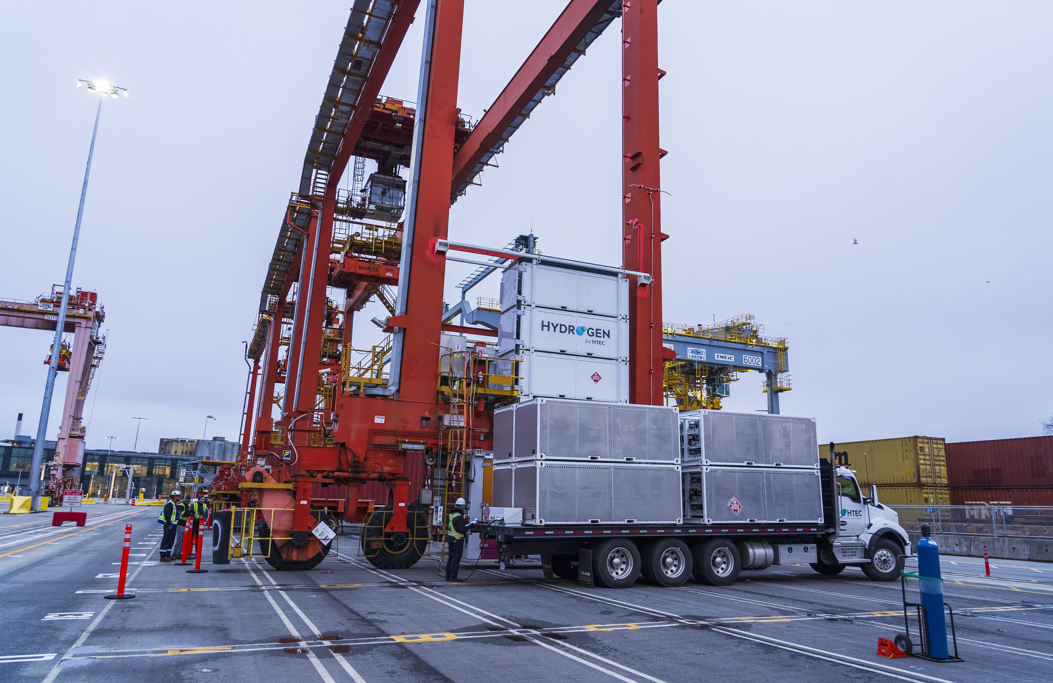 DP World Pilots Hydrogen Fuel Cell RTG Crane at Port of Vancouver to ...